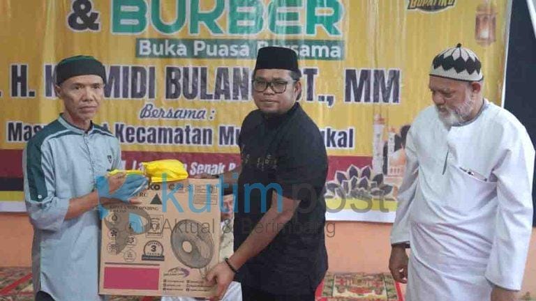 Kasmidi Buka Bersama Masyarakat Muara Bengkal » Kutim Post
